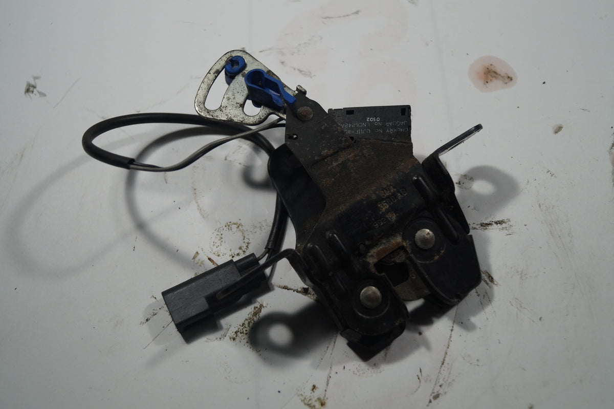 USED JAGUAR LEFT FRONT DOOR LATCH PART #C2C30690. FITS JAGUAR SUPER V8 ...